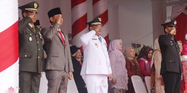 Wakil Bupati Seluma Pimpin Upacara Penurunan Bendera Dalam Rangka HUT Ke-79 RI - Kilas.co.id